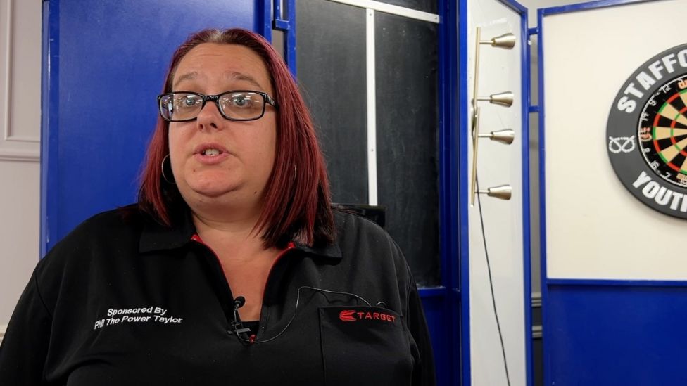 Louth: Young darts fan dreams of world championship - BBC News