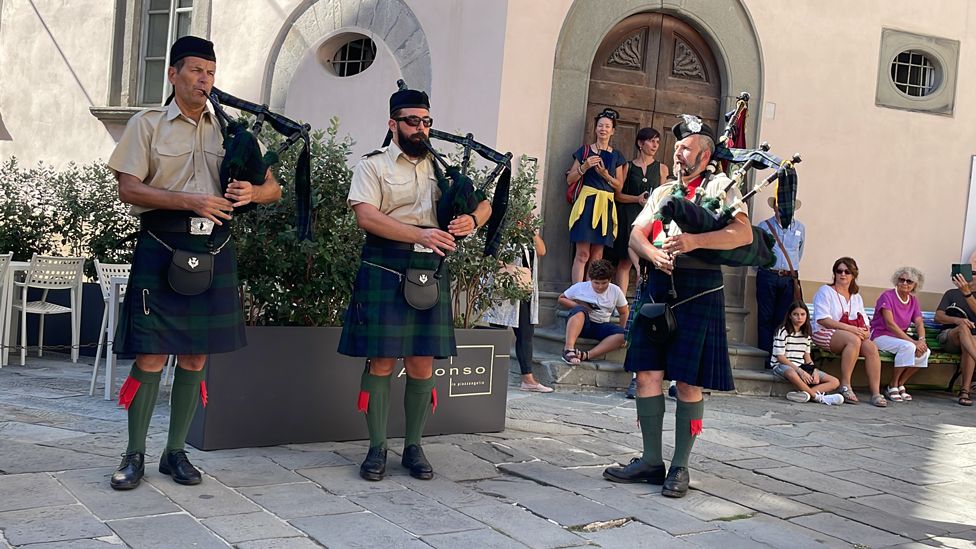 In pictures: Italian town Barga celebrates links with Scotland - BBC News