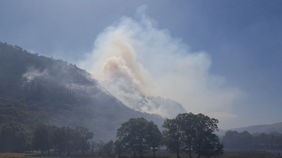 Fire near Aberystwyth continues to burn amid heatwave - BBC News