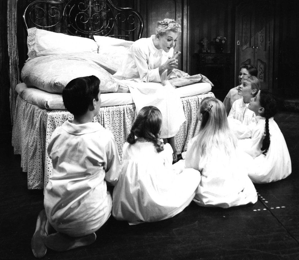 Sound of Music play still 'sumptuous and so joyful' - BBC News