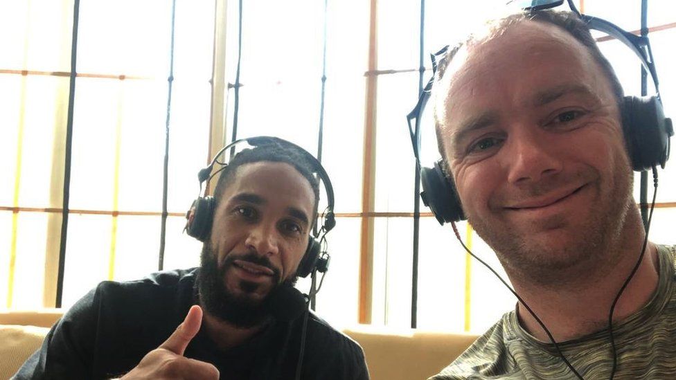 Profiadau 'Ems Sain' o'r Felinheli yng Nghwpan y Byd - BBC Cymru Fyw