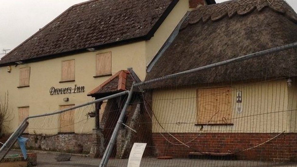 Drovers Inn: Gussage All Saints' villagers reopen pub - BBC News