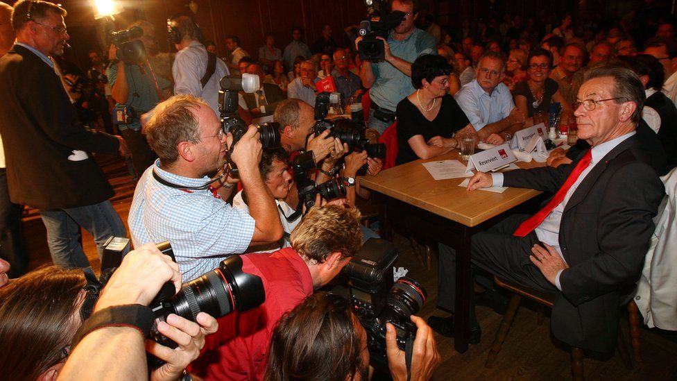 German court tells Munich Hofbraeukeller to host right-wing AfD - BBC News