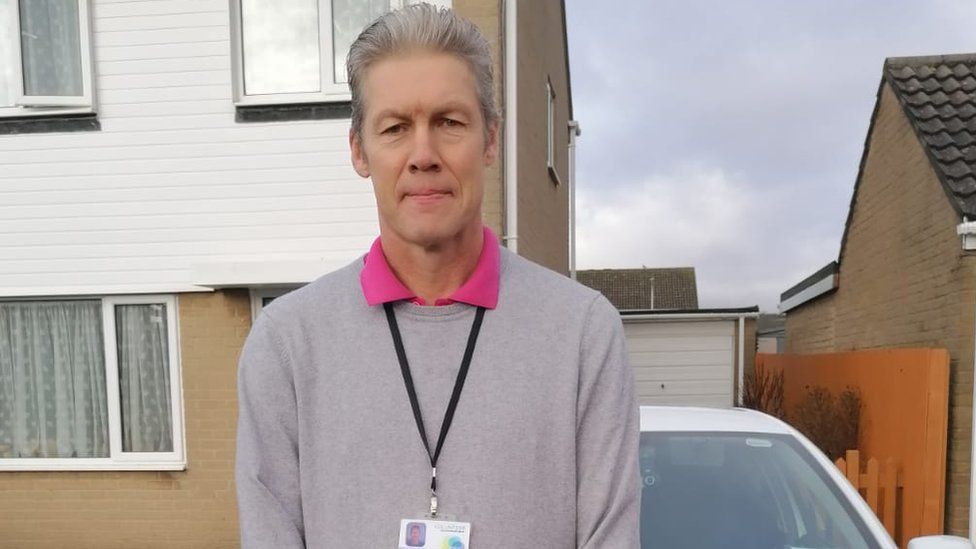 Covid-19: Volunteers step forward as vaccination taxis - BBC News