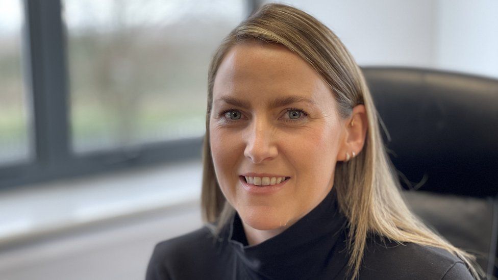 Somerset lorry firm boosts wages 28% to attract drivers - BBC News