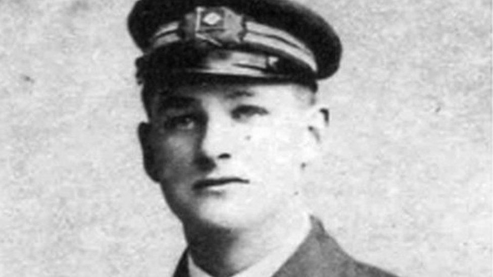 Town honours Spanish Civil War miner Twm Sbaen - BBC News