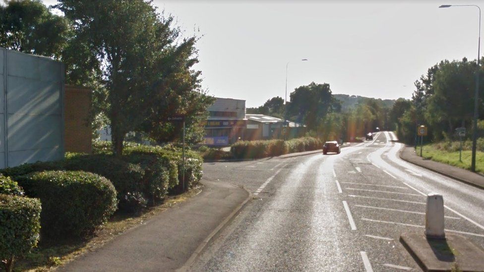 Suspected thief rescued from roof by fire crews - BBC News