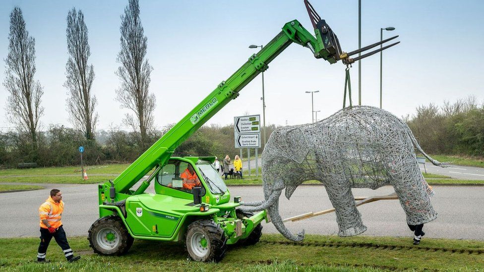 Rosie the Elephant returned to Kidlington roundabout - BBC News