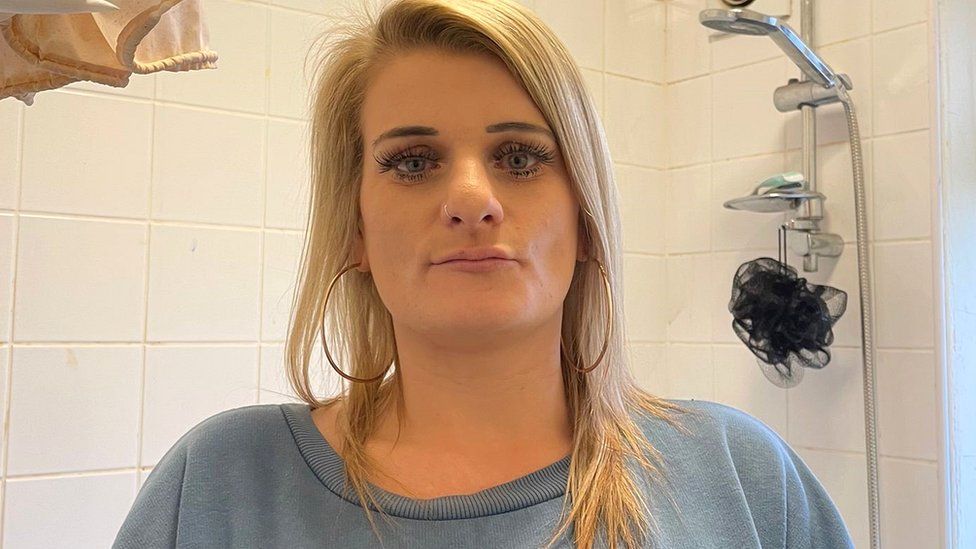 Lincoln: Mould hotline set up after surge in council calls - BBC News