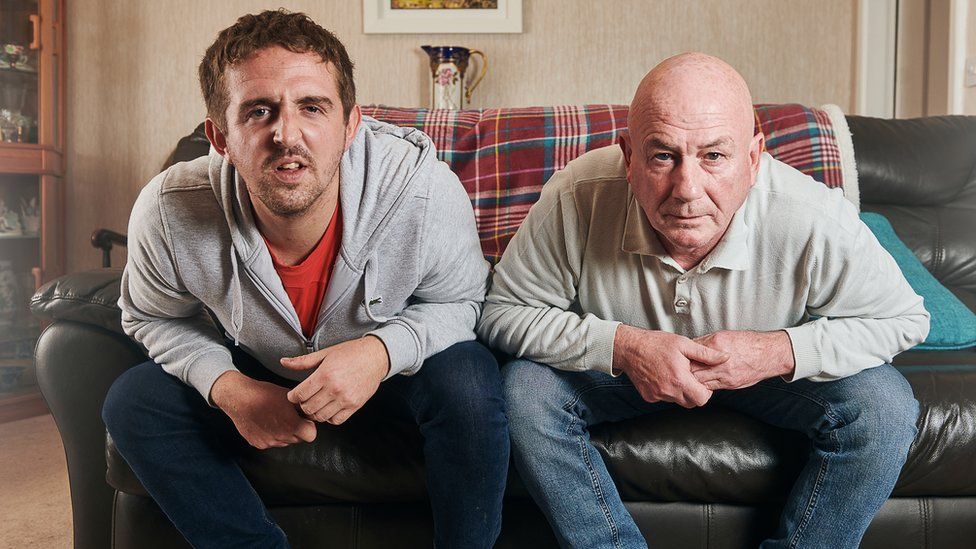Gogglebocs Cymru: Pwy sydd ar y soffa? - BBC Cymru Fyw