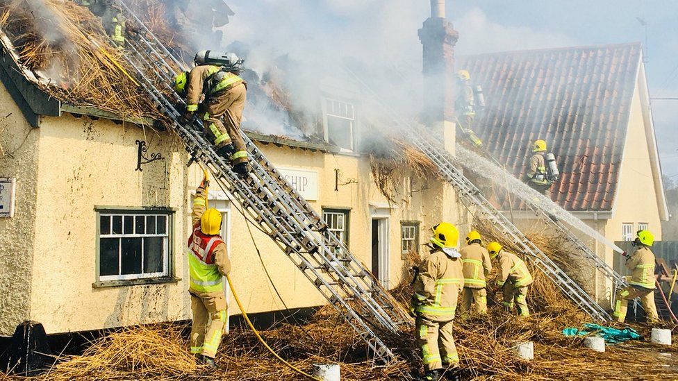 Fire at The Ship pub, Levington, destroys thatched roof - BBC News