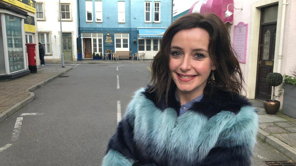 Michael Sheen ac enwogion eraill Pobol y Cwm - BBC Cymru Fyw