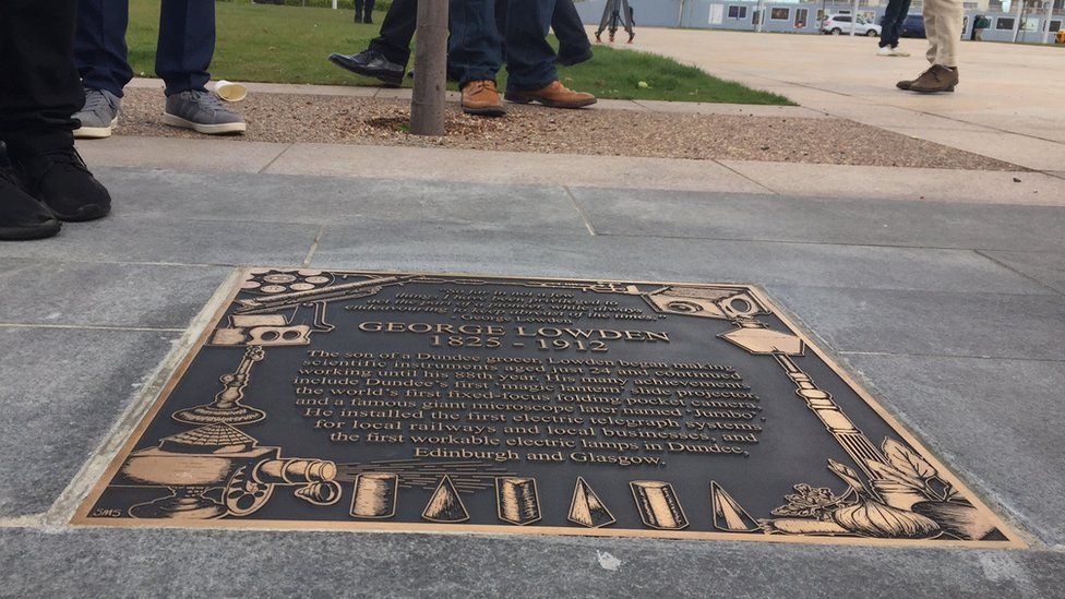Tribute to historical Dundee figures unveiled - BBC News