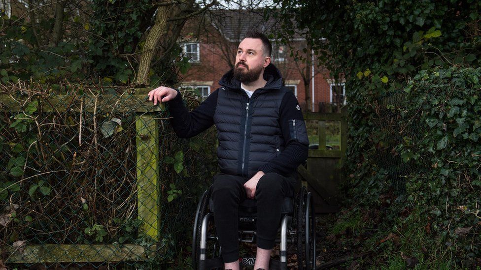 Manchester attack: The little-known people who helped save lives - BBC News