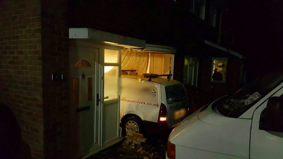 Botley pair 'lucky to be alive' after van crashed into home - BBC News