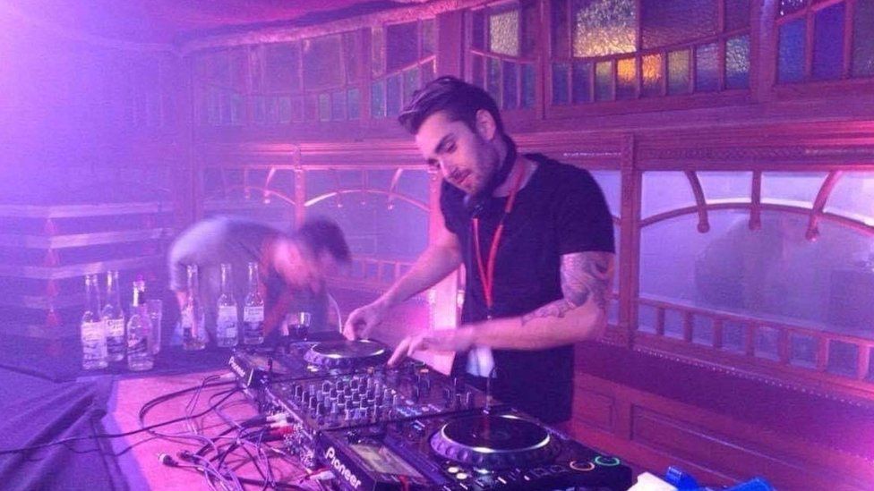 Brother's home town tribute for Dumfries DJ Jamie Roy - BBC News