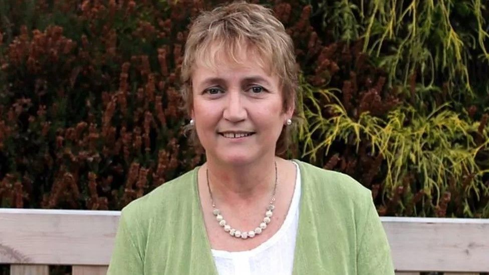 Y gantores Leah Owen wedi marw yn 70 oed - BBC Cymru Fyw