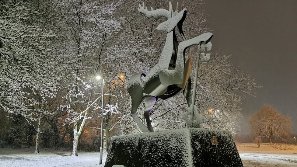 Snow and ice from Arctic blast hits parts of South East - BBC News