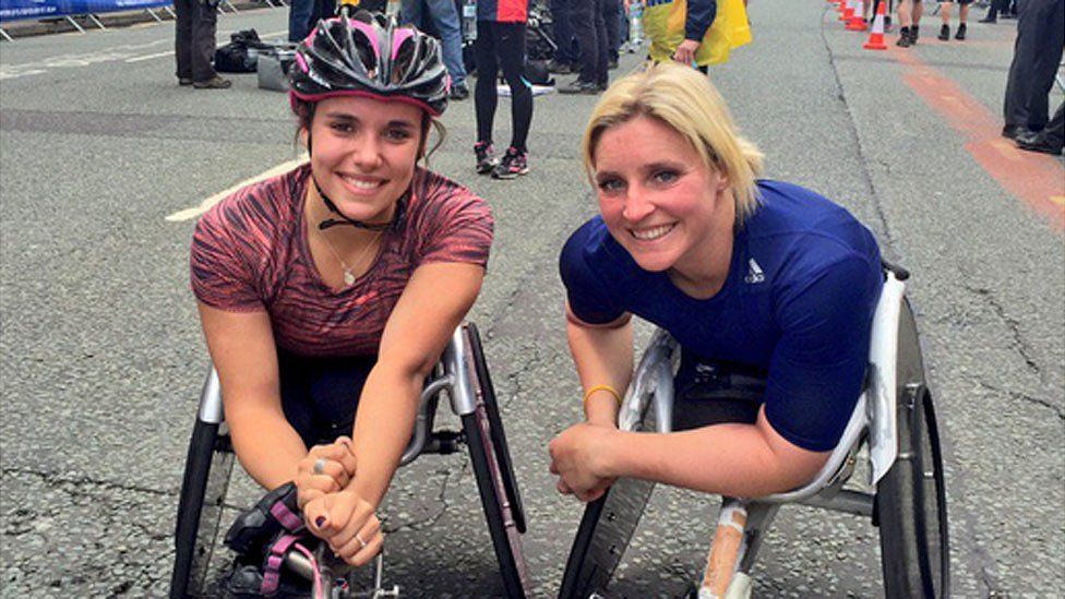 Great Manchester Run: Shelly Woods wins wheelchair race - BBC News