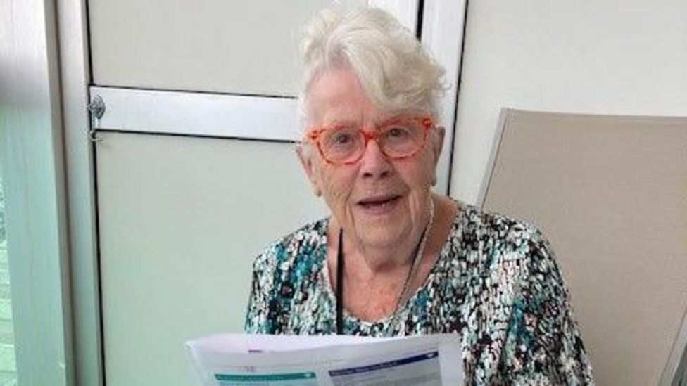 Upton: Pedestrian, 93, dies two days after crash - BBC News