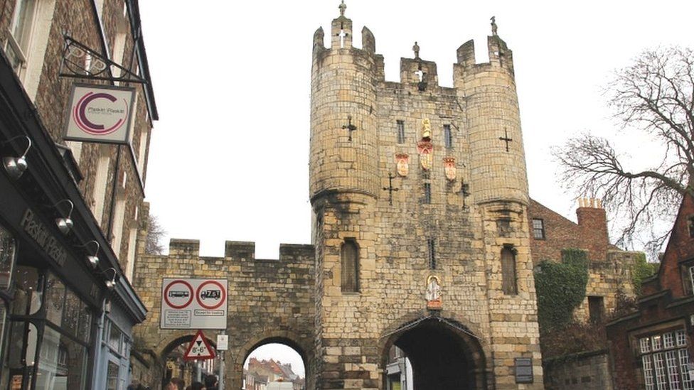 Tower Two on York's ancient city walls renovated - BBC News