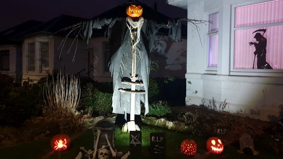 Covid in Scotland: Celebrating Halloween 2020 style - BBC News