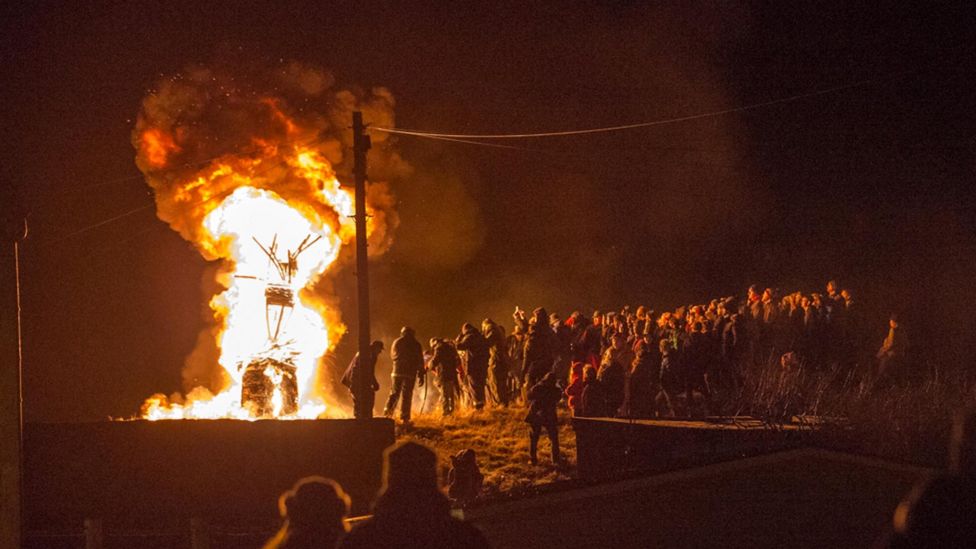 Burning of the Clavie event held in Burghead - BBC News