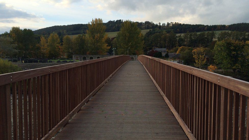 South American timber used for Borders Railway bridges - BBC News