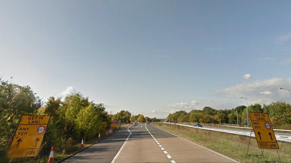 Public plea for change to new 'dangerous' A329(M) road layout - BBC News
