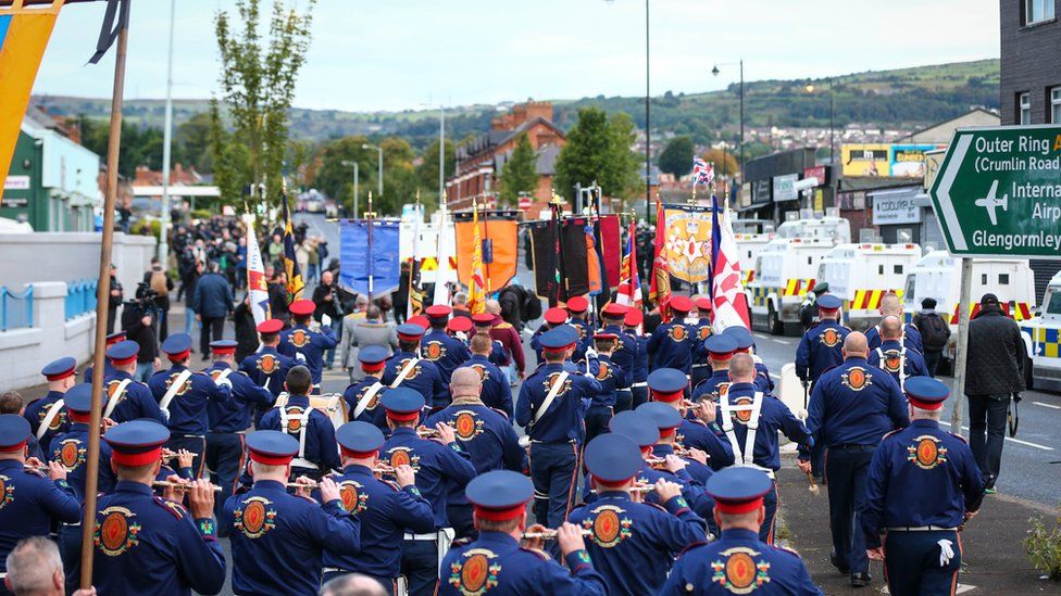 North Belfast: Orange Order parade passes off peacefully - BBC News