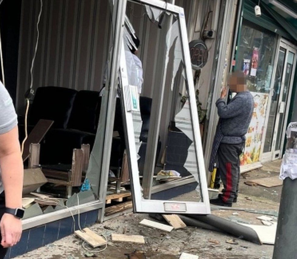 Grays: Gas explosion destroys takeaway shopfront - BBC News