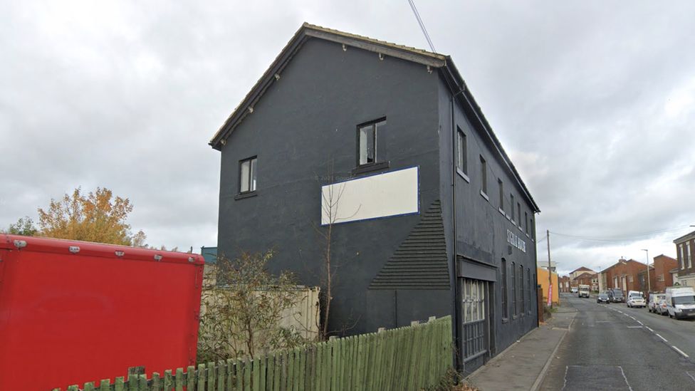 Darlington railway signal house to be turned into flats - BBC News