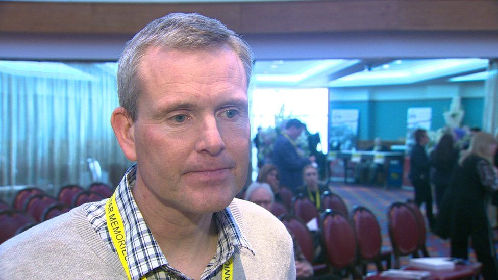 Titanic relatives mark 105th anniversary in Belfast - BBC News