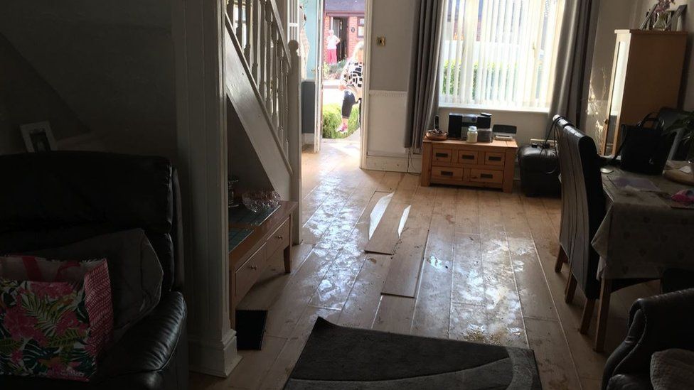 Homes flooded after London water main bursts - BBC News