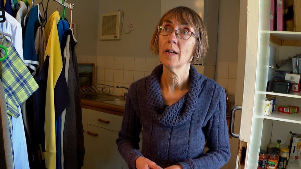 Sut mae'r argyfwng costau byw yn taro cymuned Penrhys? - BBC Cymru Fyw