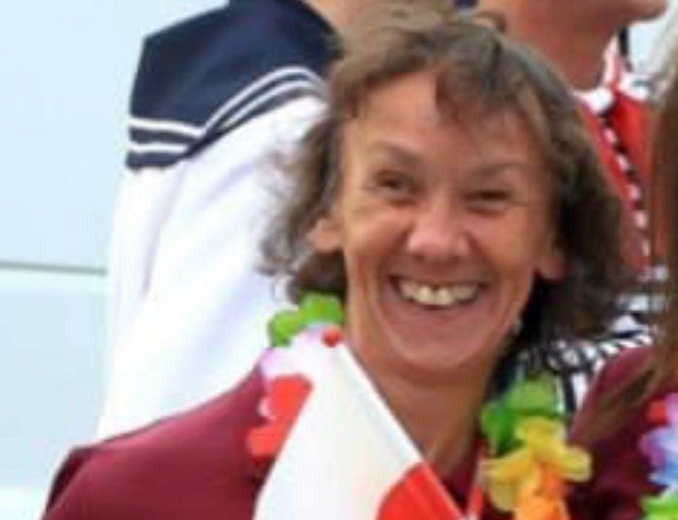 Cromer Pier Pavilion Theatre pays tribute to 'front row Jo' - BBC News