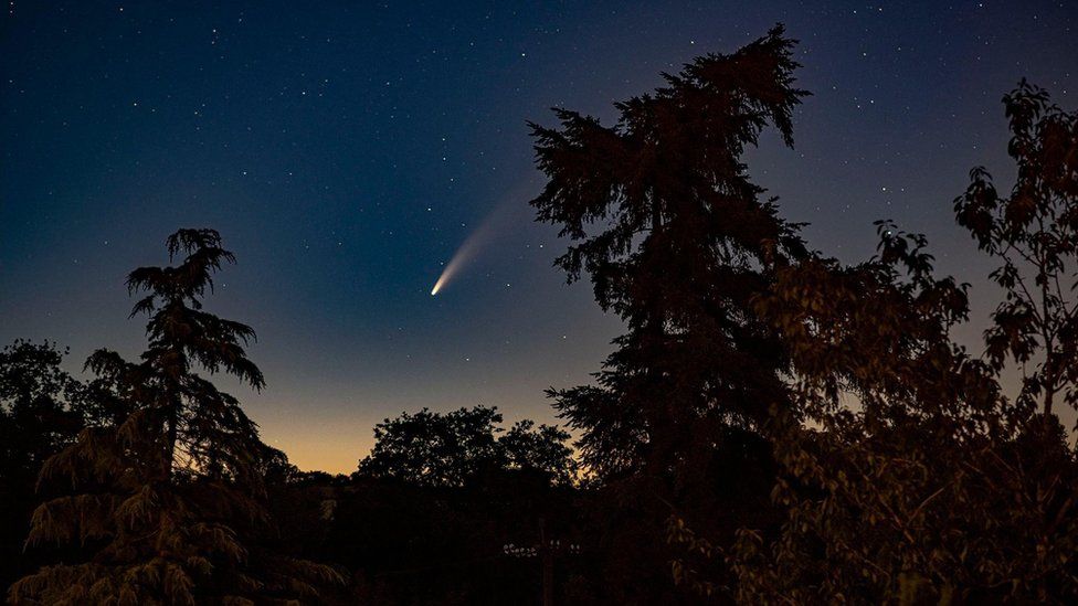 Comet Neowise streaks across UK skies - BBC Weather