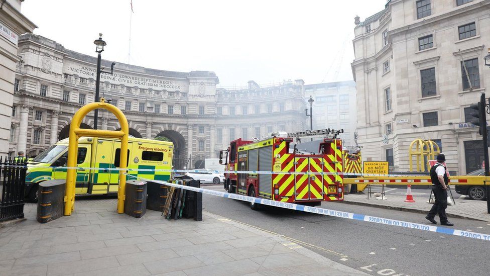 Pub basement fire sends smoke across Trafalgar Square - BBC News
