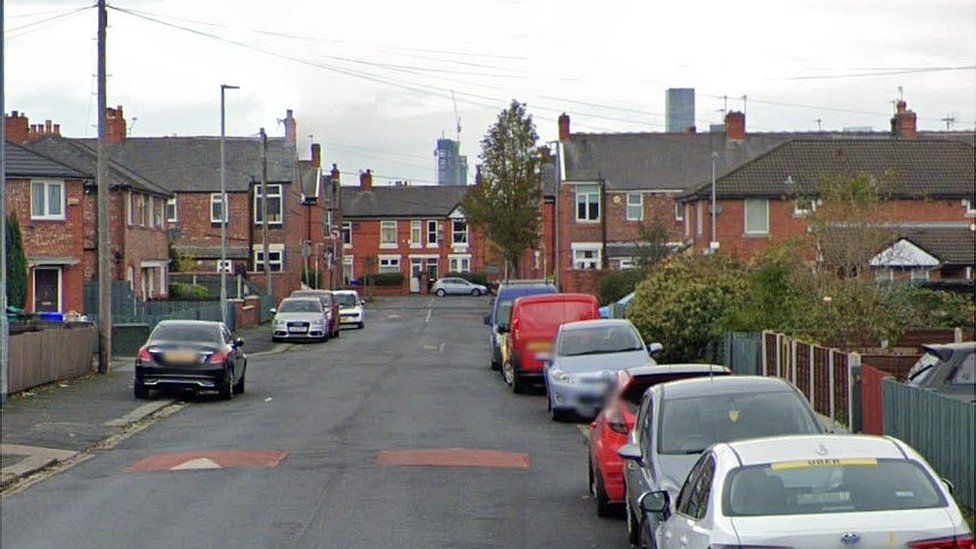 Moss Side: Man, 18, seriously injured in street stabbing - BBC News