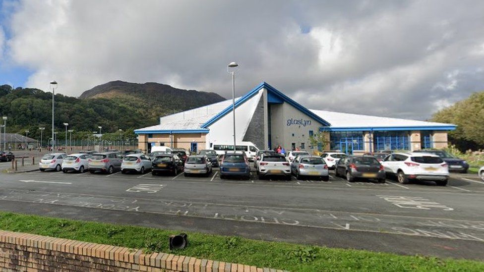 Porthmadog: Cau canolfan hamdden wedi i ddyn farw - BBC Cymru Fyw