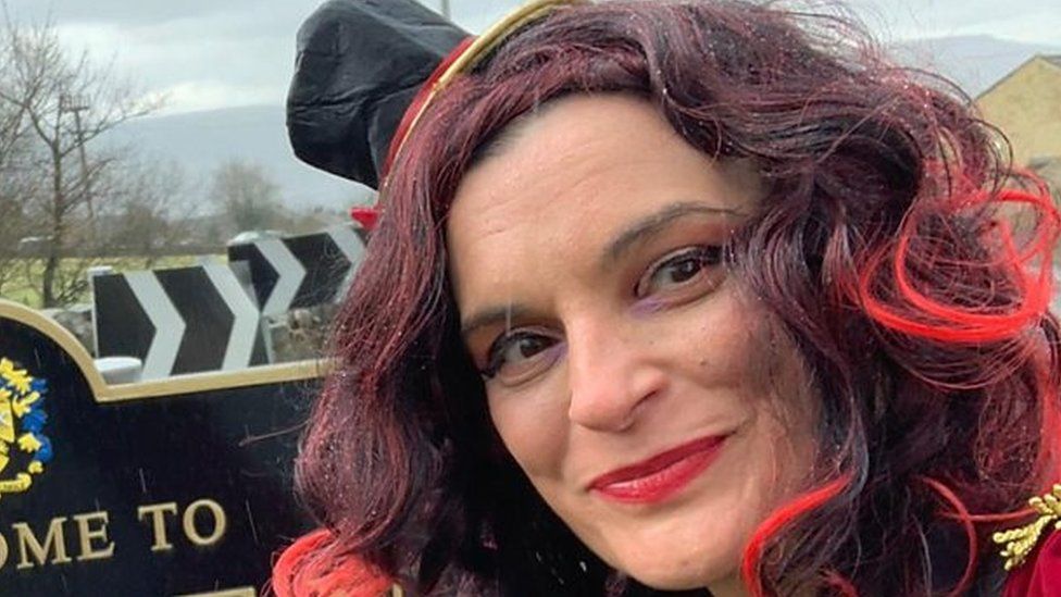 Statue erected in memory of fundraising runner Mary Taylor - BBC News