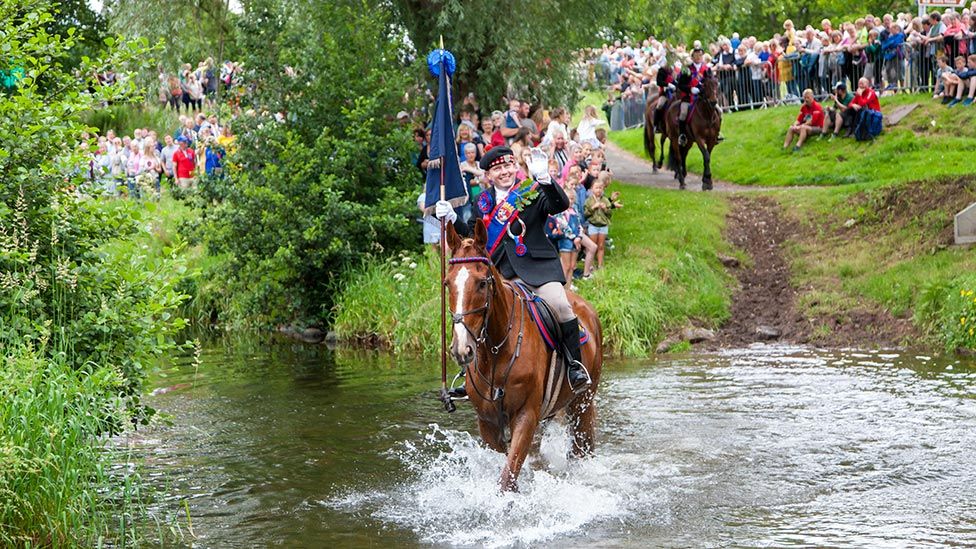 In pictures: Jedburgh Callant's Festival - BBC News