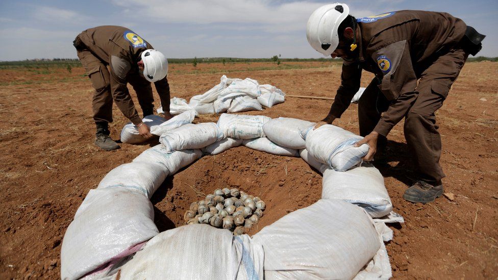Cluster bombs killed over 400 people in 2015, campaigners say - BBC News