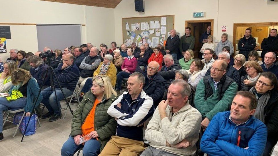 Safle tirlenwi Sir Benfro'n derbyn gwastraff o Loegr - BBC Cymru Fyw