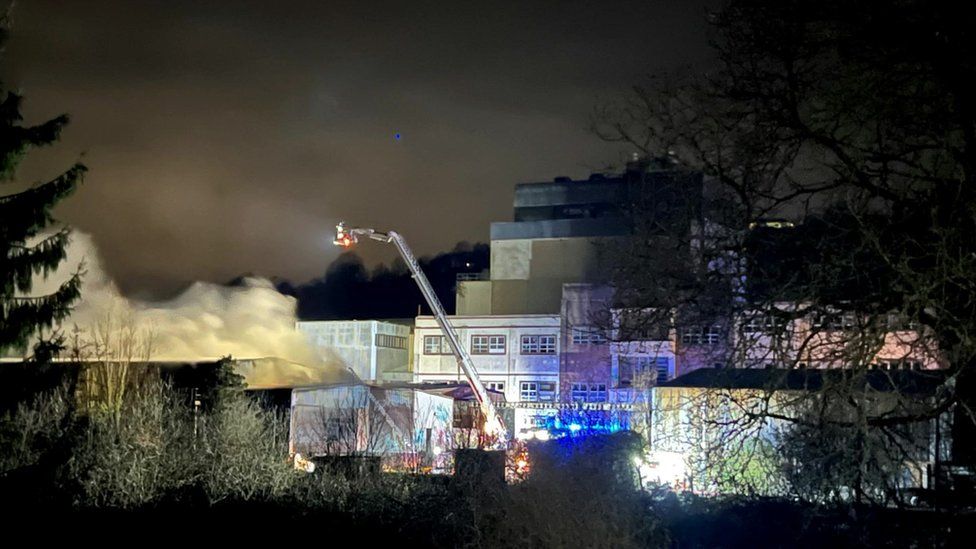 Devon and Cornwall firefighters honoured for heroic A38 rescue - BBC News