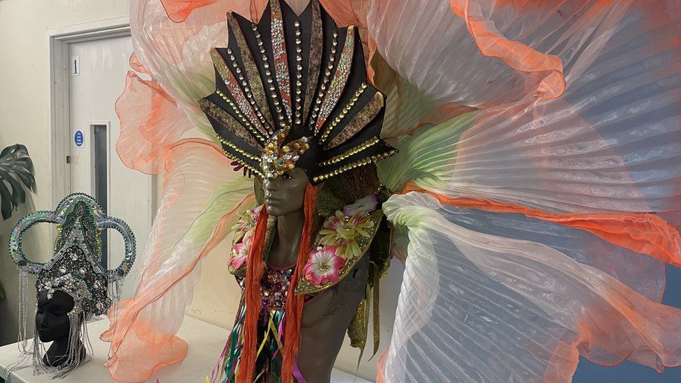 Bristol Teachers learn headdress making and dance for carnival - BBC News