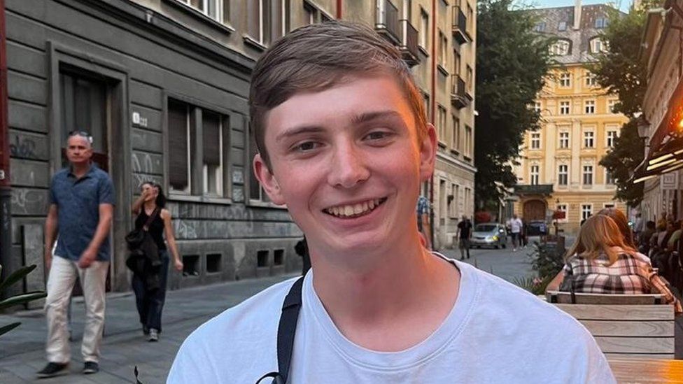 Costau byw: Rhybudd am fyfyrwyr yn 'syrthio i dlodi' - BBC Cymru Fyw