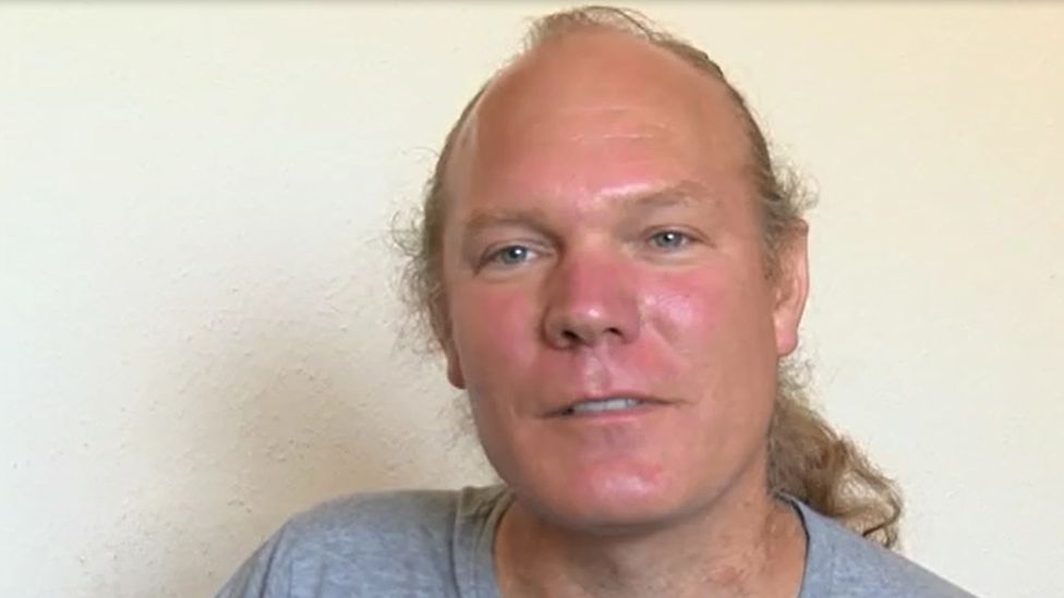 Trowbridge platform-edge boy's dad faces no action - BBC News