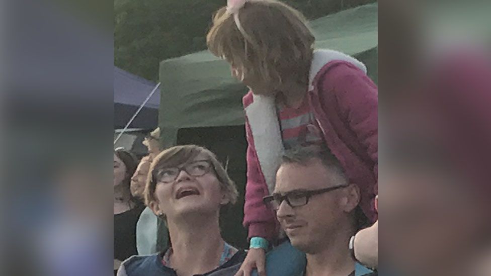 Helen Legh: 'Much loved' BBC presenter, 44, dies - BBC News