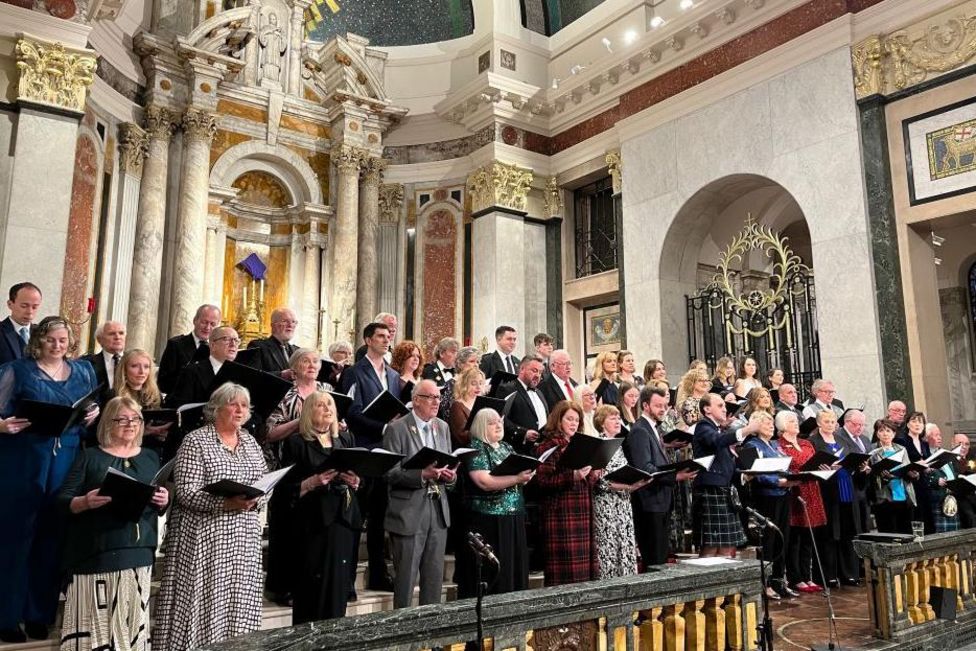 Glasgow gathering of gold medal-winning Gaelic singers - BBC News
